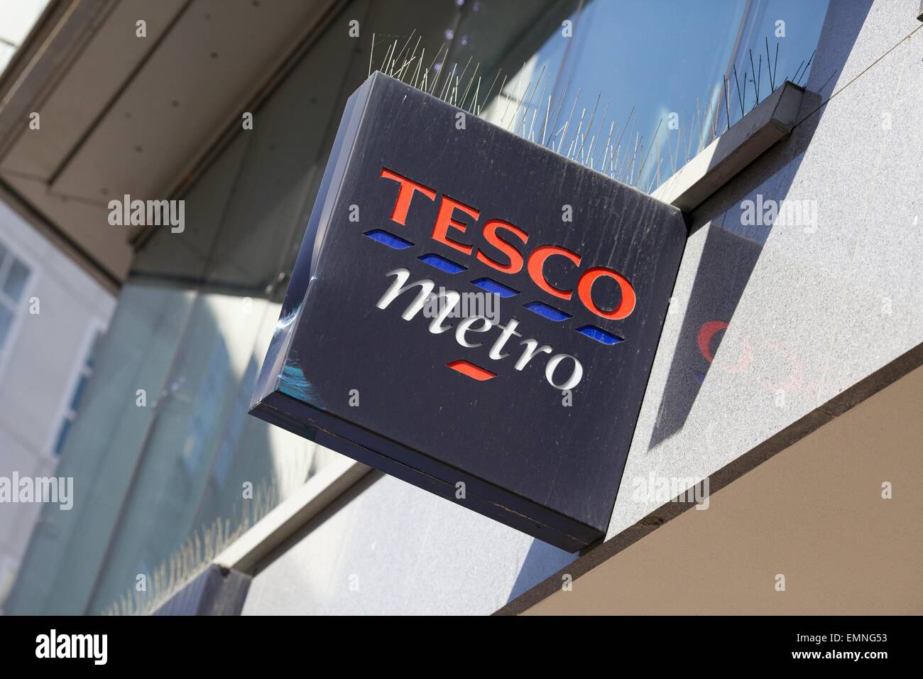 Tesco metro signage in leeds city centre hi-res stock photography and ...
