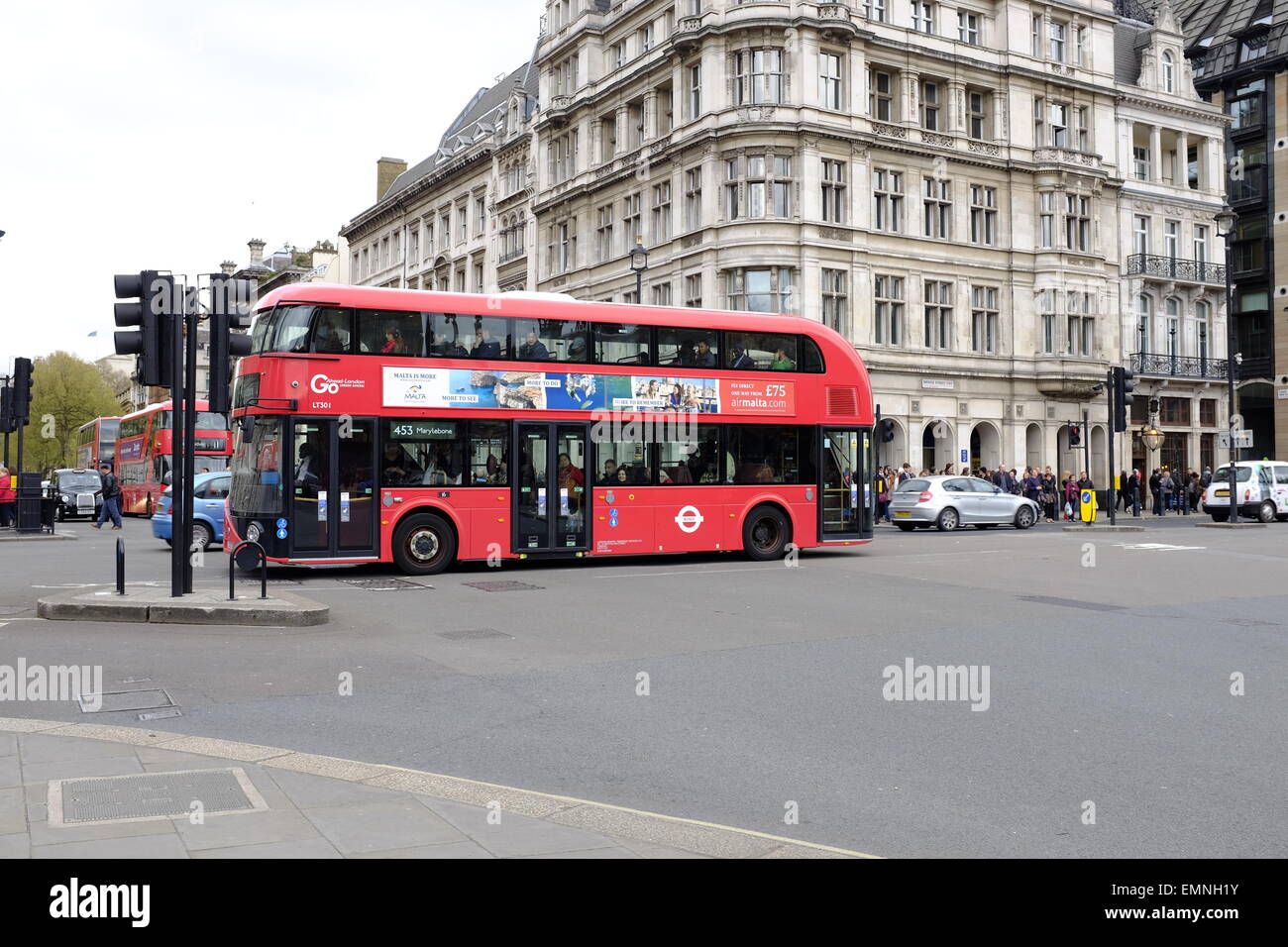 Red tfl roundel hi-res stock photography and images - Alamy