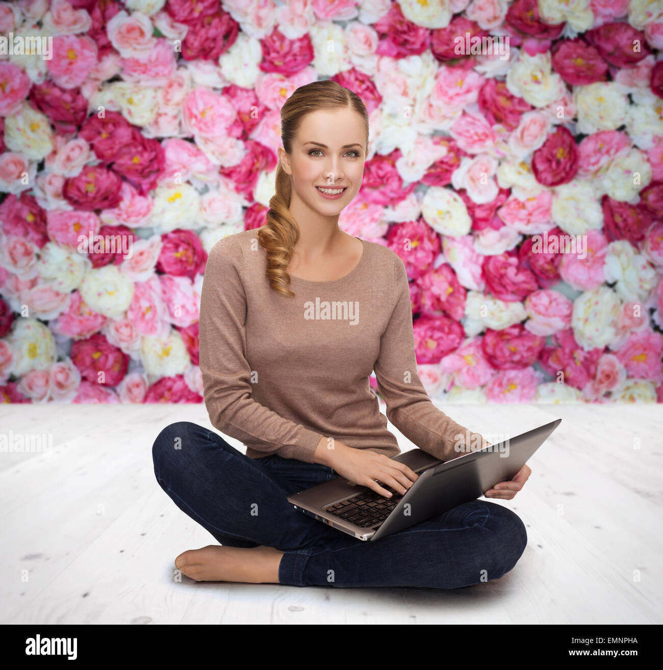 young woman sitting on floor with laptop Stock Photo - Alamy