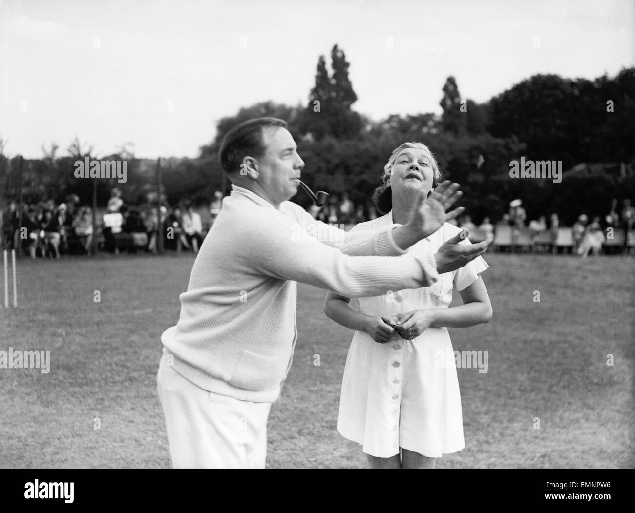 Girls playing cricket Stock Photo - Alamy