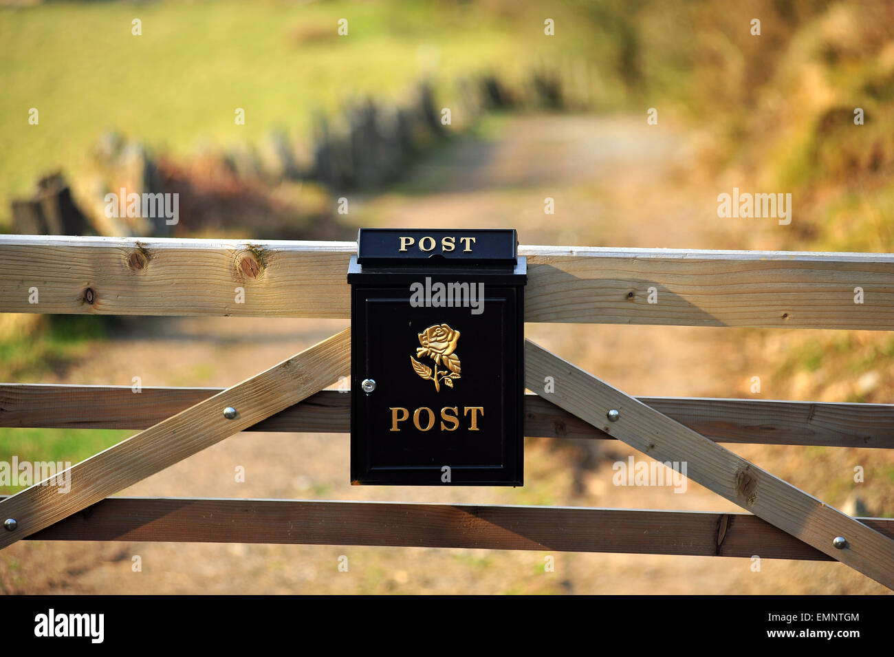 Driveway gate hi-res stock photography and images - Alamy