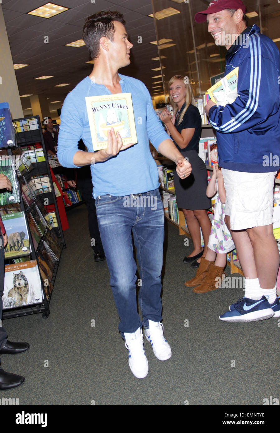 Josh Duhamel reads and signs the children's book 'Bunny Cakes' at ...