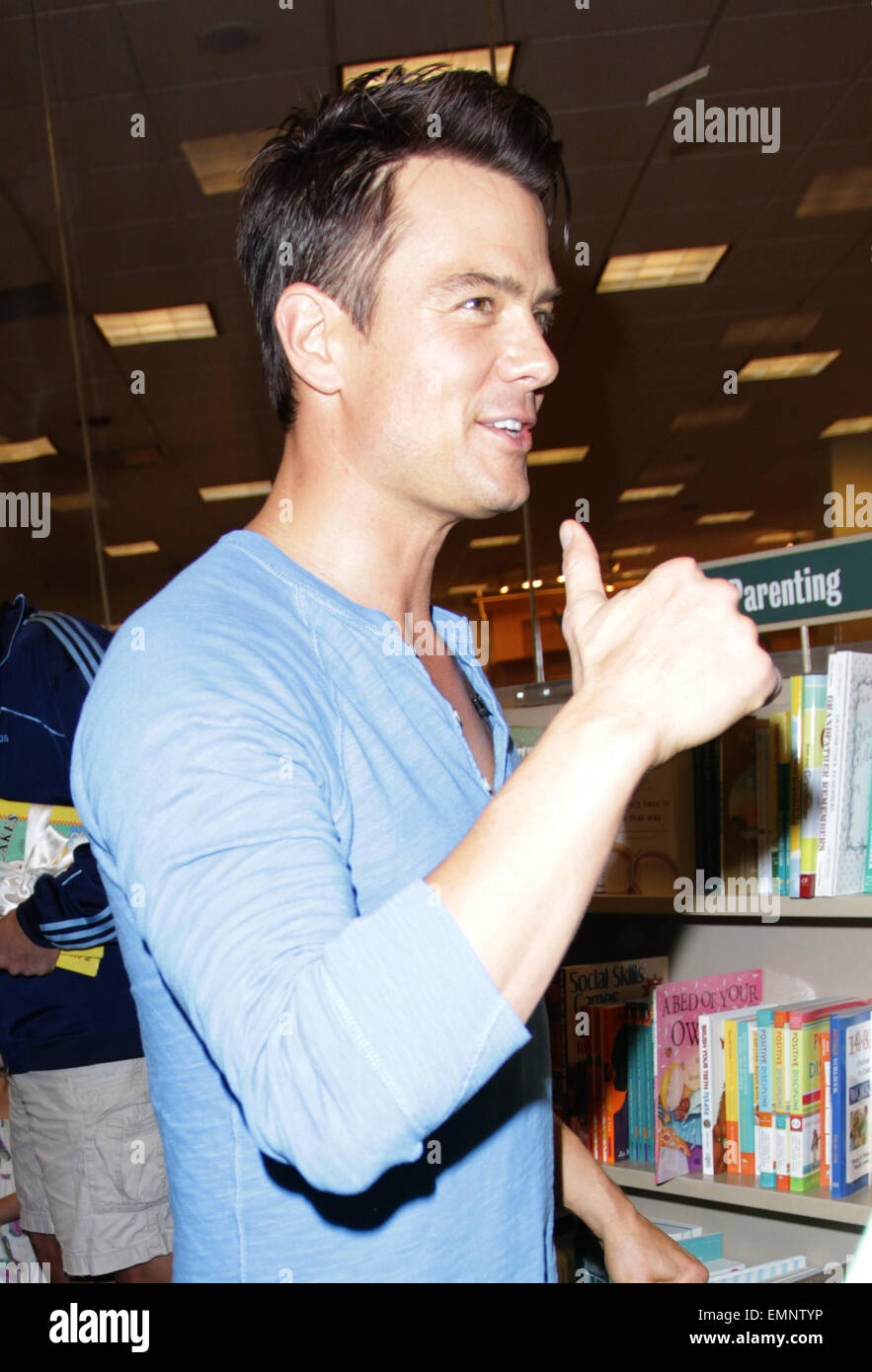 Josh Duhamel reads and signs the children's book 'Bunny Cakes' at ...