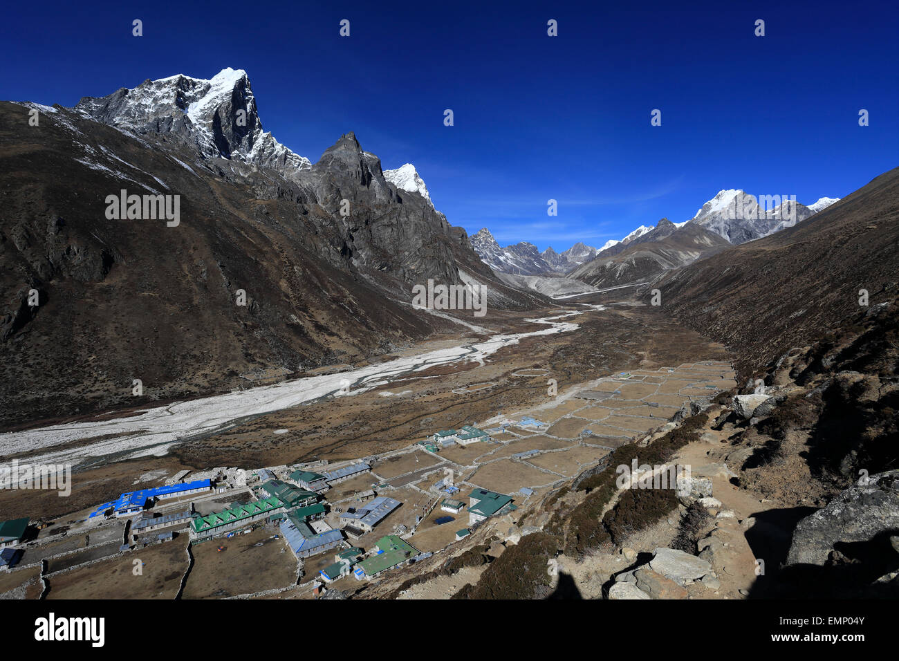 Pheriche village mount everest mountain hi-res stock photography and ...