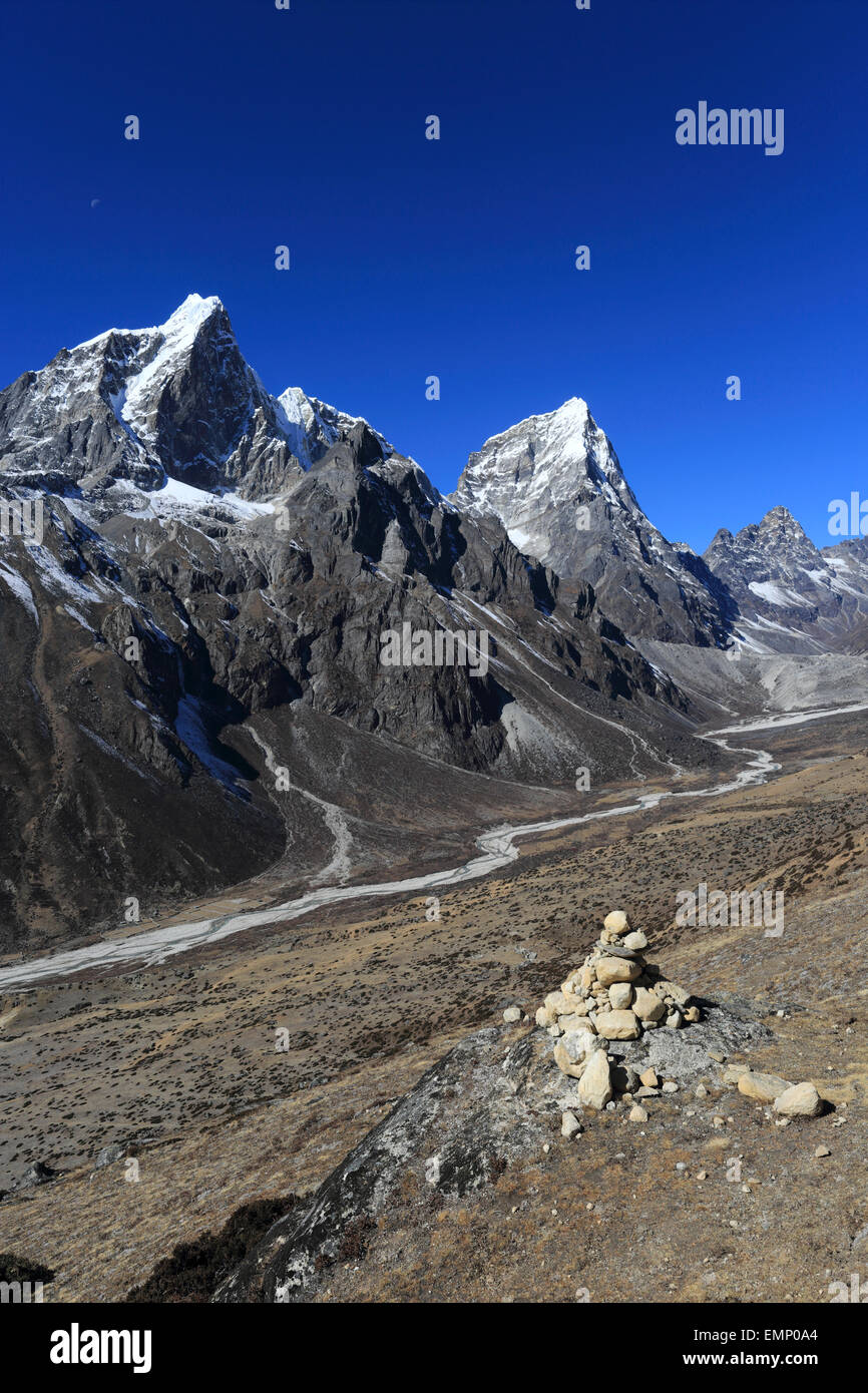 Trekkers at Pheriche village, Pheriche Pass, Everest base camp trek ...
