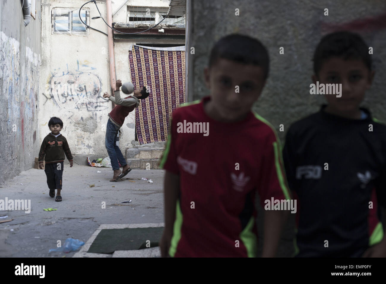 Gaza City, The Gaza Strip, Palestine. 22nd Apr, 2015. Palestinian kids ...