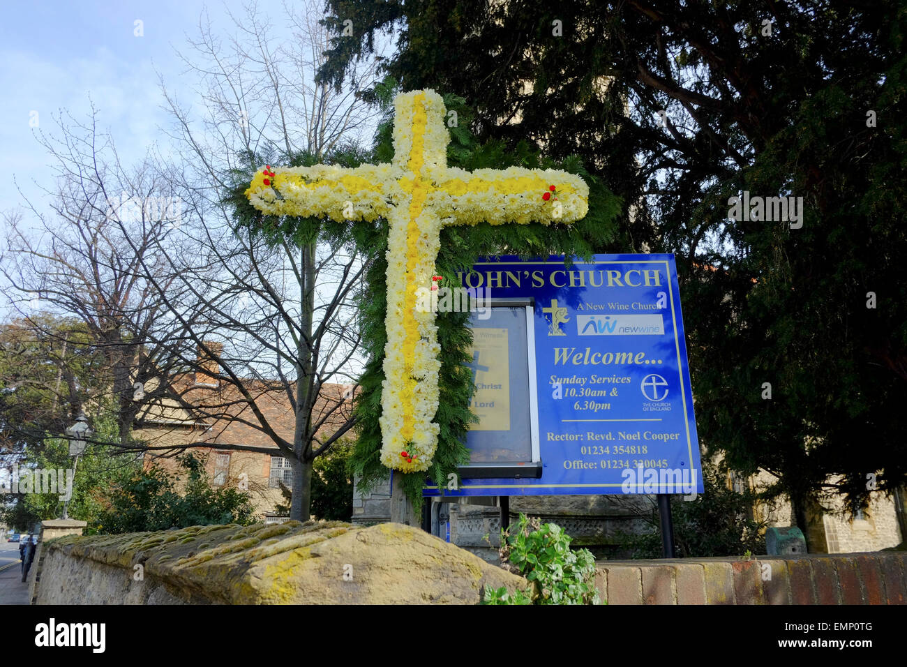 Flowers outside church hi-res stock photography and images - Alamy