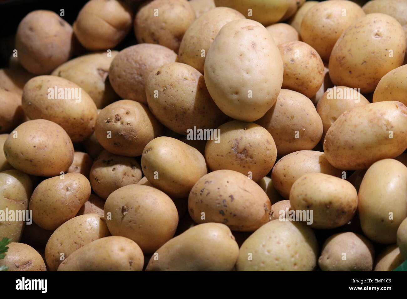 potato background - full screen pile of potatoes Stock Photo - Alamy