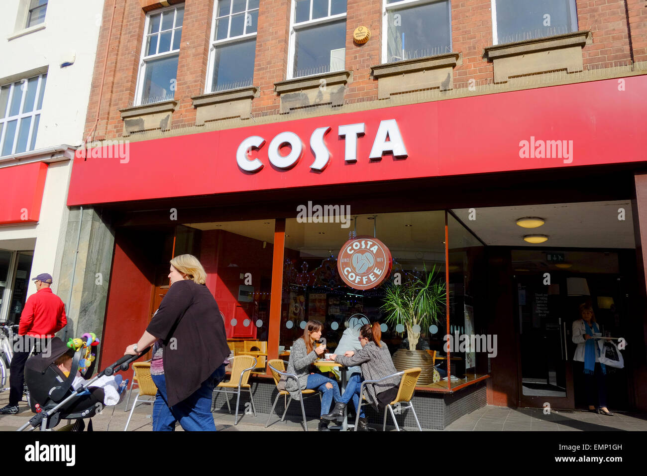 Costa Coffee Shop with customers drinking coffee outside Stock Photo ...