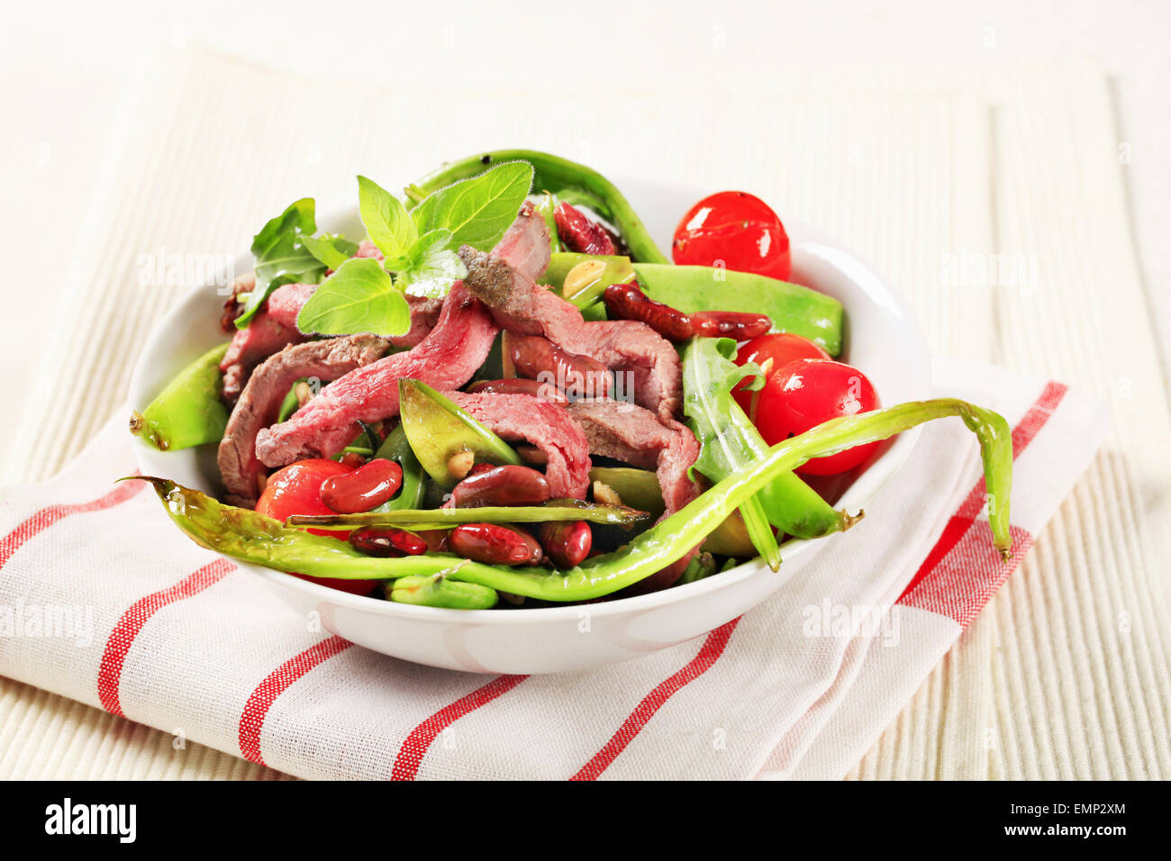 Vegetable salad with strips of roast beef Stock Photo - Alamy