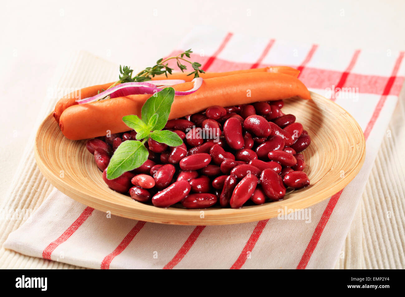 Dish of cooked red kidney beans hi-res stock photography and images - Alamy