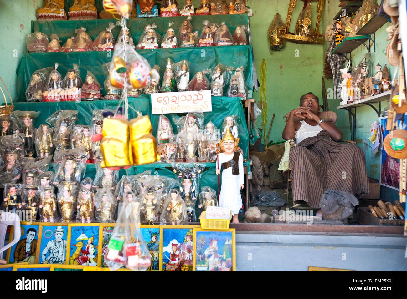 Souvenir shops selling cultural and traditional gifts near Shwedagon ...