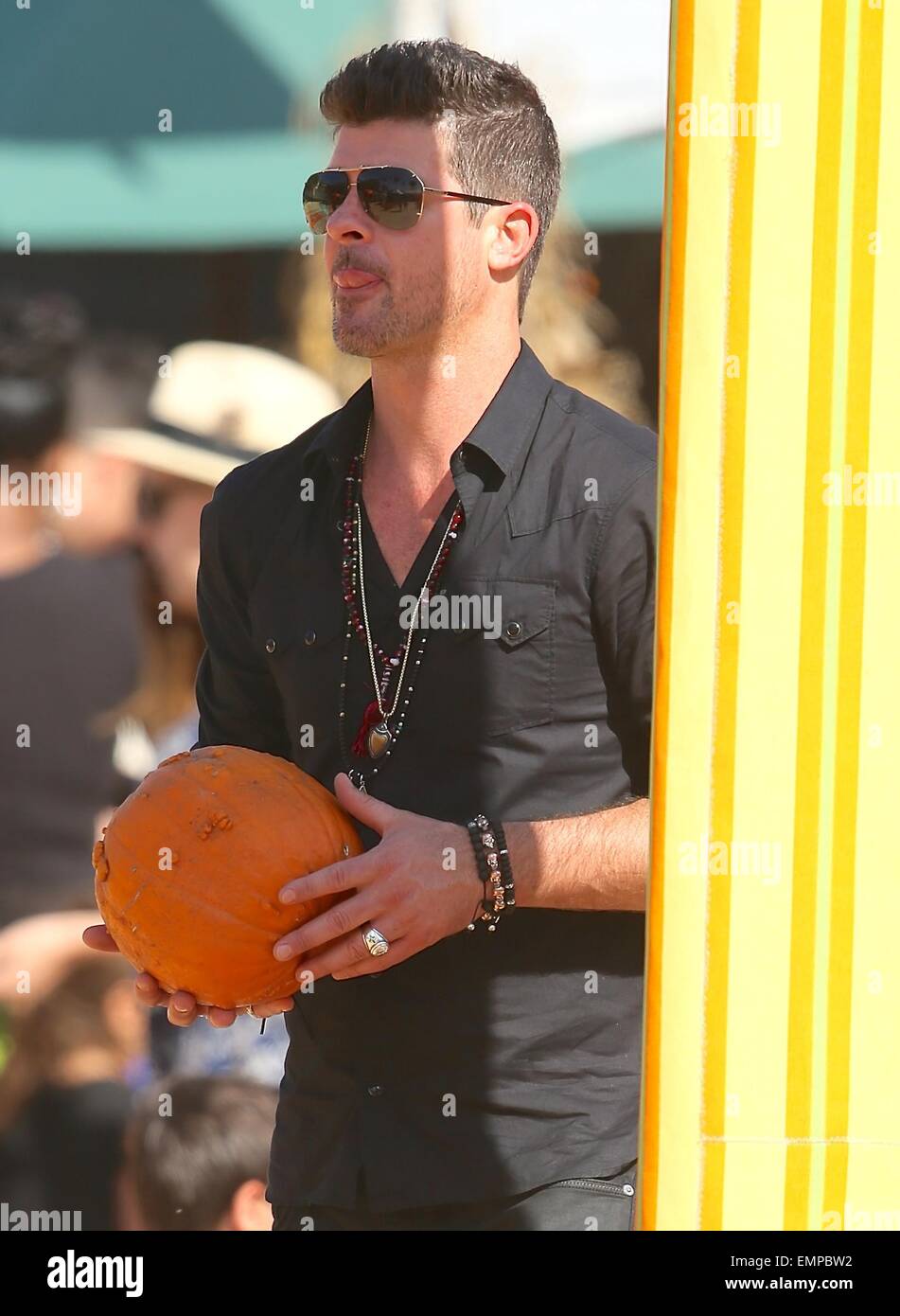 Robin Thicke visits Mr. Bones Pumpkin Patch with his son Julian ...