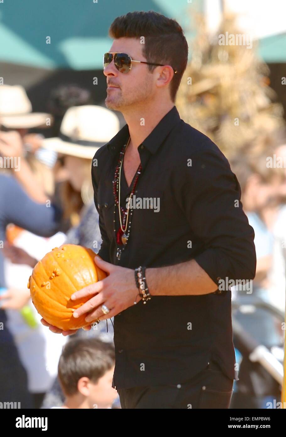 Robin Thicke visits Mr. Bones Pumpkin Patch with his son Julian ...