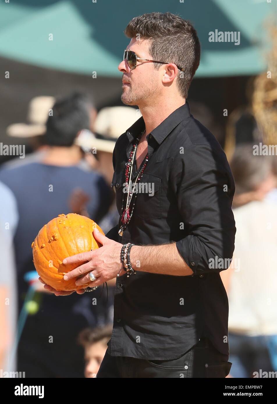 Robin Thicke visits Mr. Bones Pumpkin Patch with his son Julian ...
