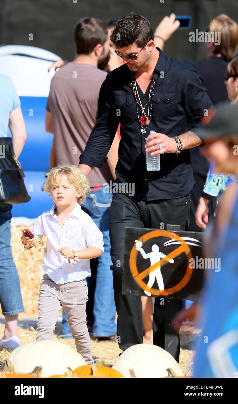 Robin Thicke visits Mr. Bones Pumpkin Patch with his son Julian ...