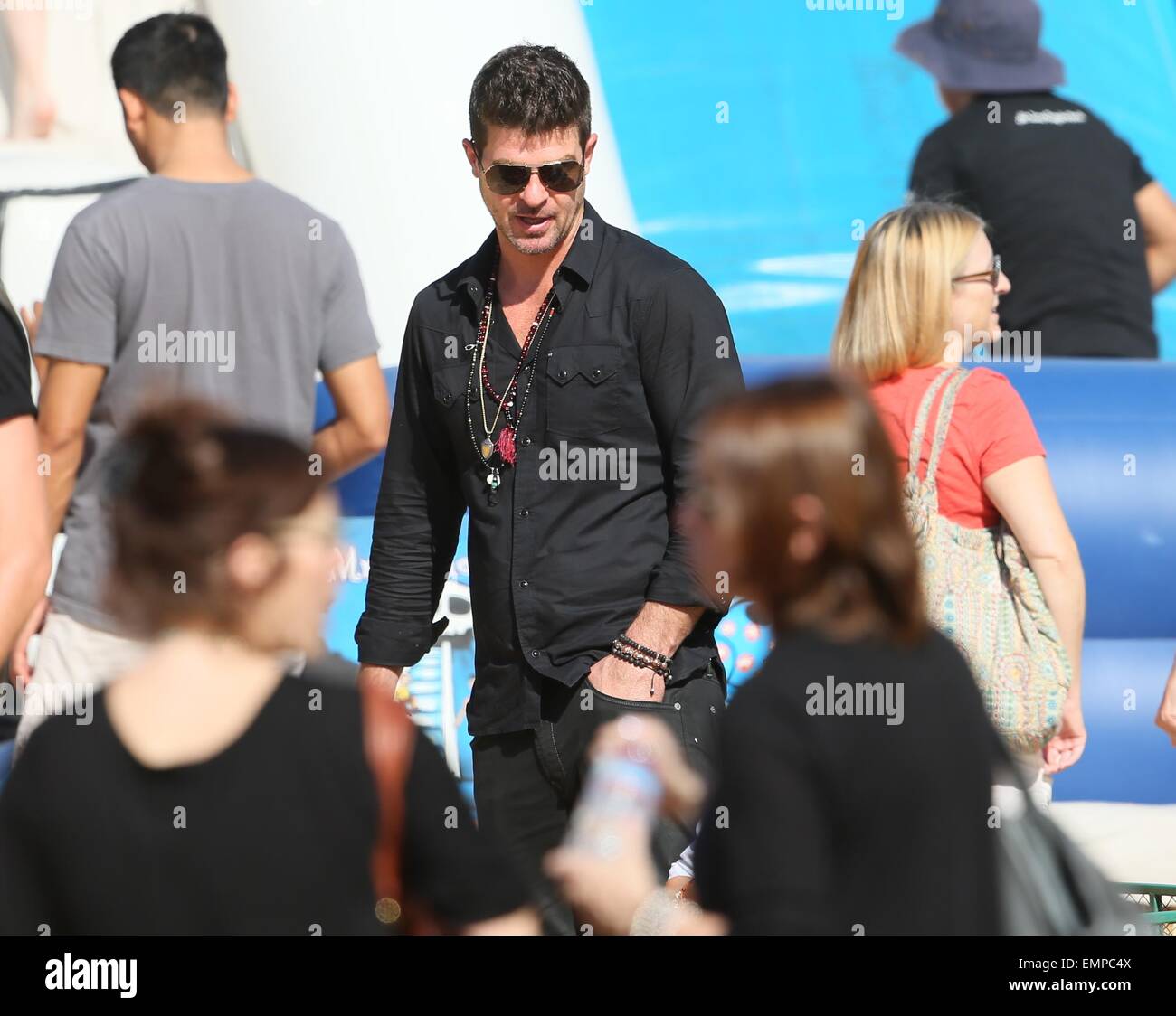 Robin Thicke visits Mr. Bones Pumpkin Patch with his son Julian ...