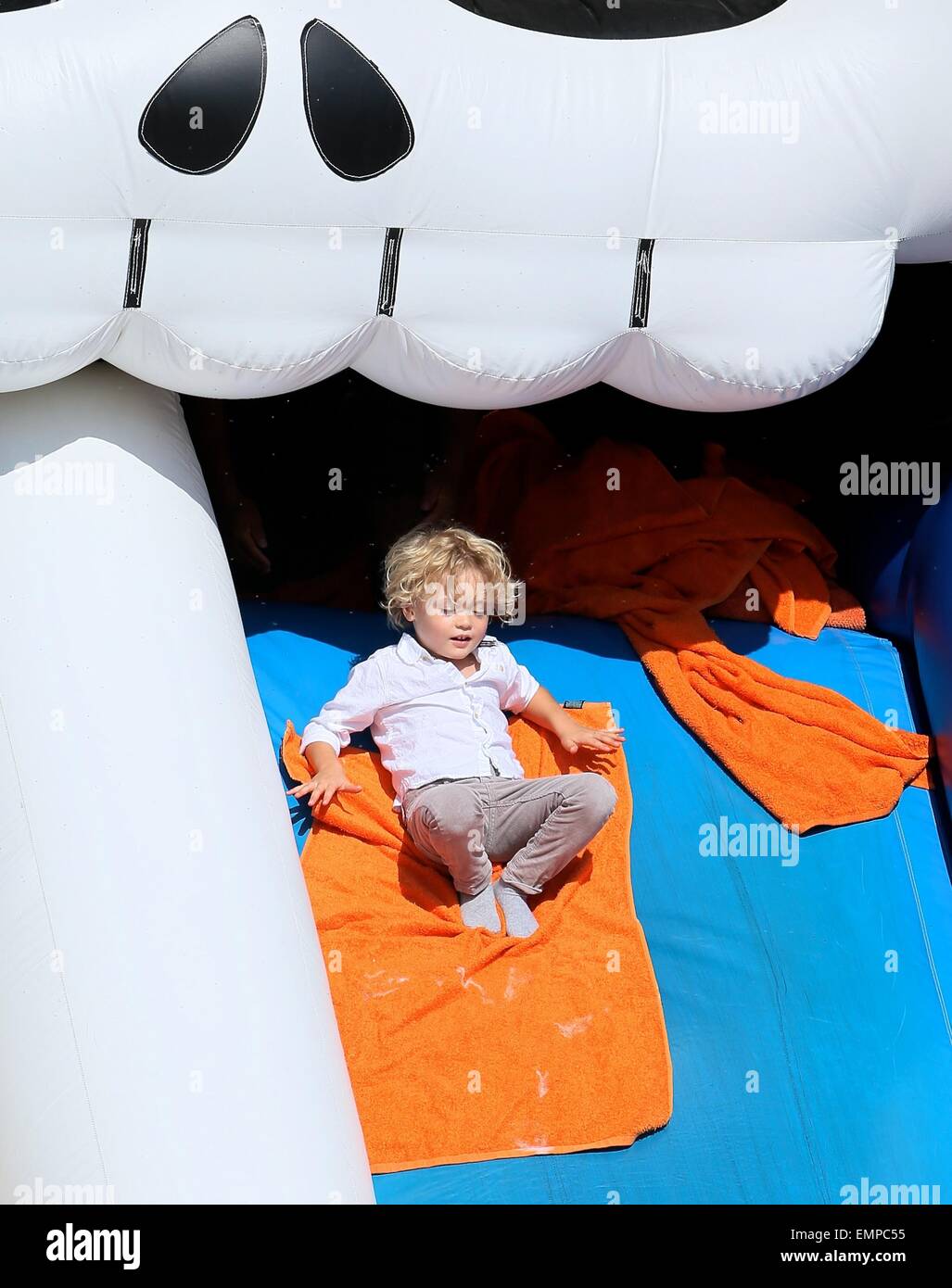 Robin Thicke visits Mr. Bones Pumpkin Patch with his son Julian ...