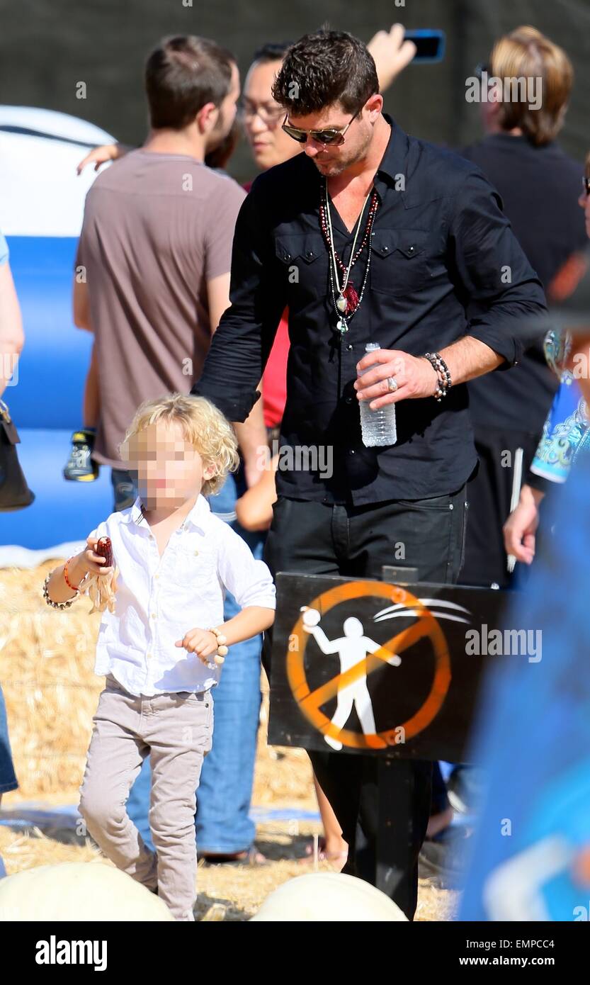 Robin Thicke visits Mr. Bones Pumpkin Patch with his son Julian ...