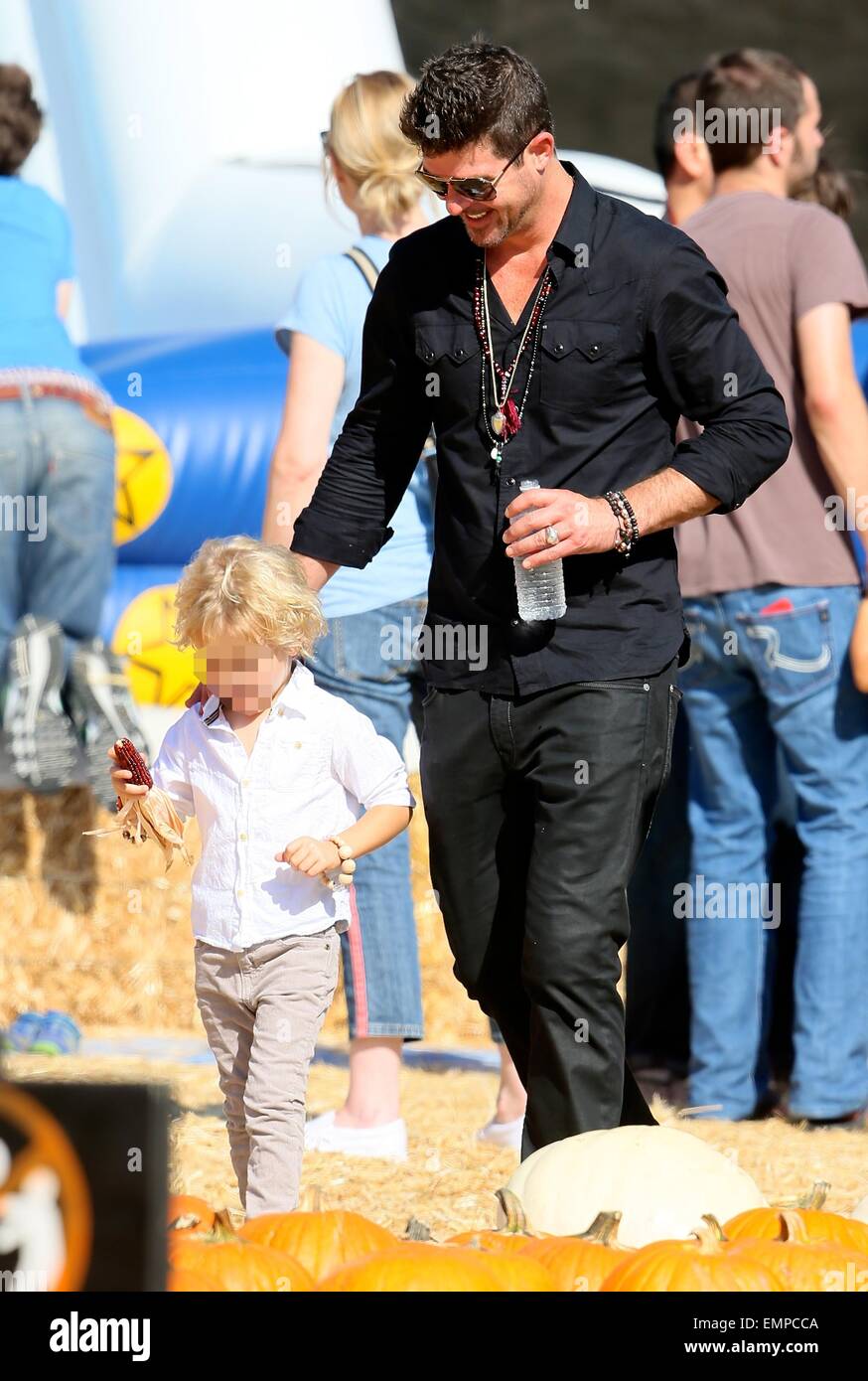 Robin Thicke visits Mr. Bones Pumpkin Patch with his son Julian ...
