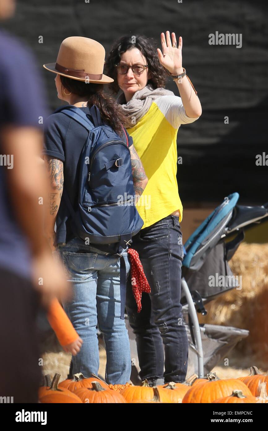Pregnant Sara Gilbert and partner Linda Perry spend time as a family at ...