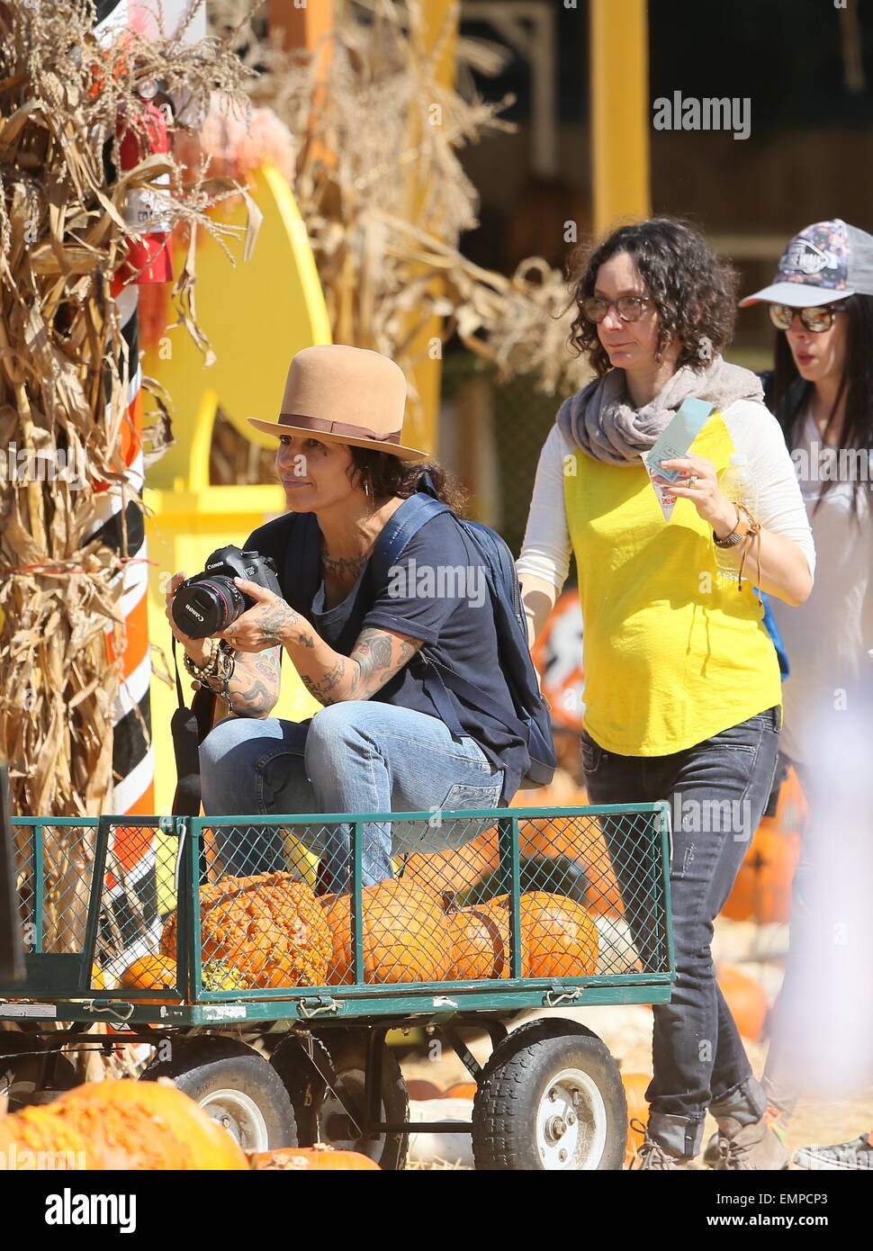 Pregnant Sara Gilbert and partner Linda Perry spend time as a family at ...