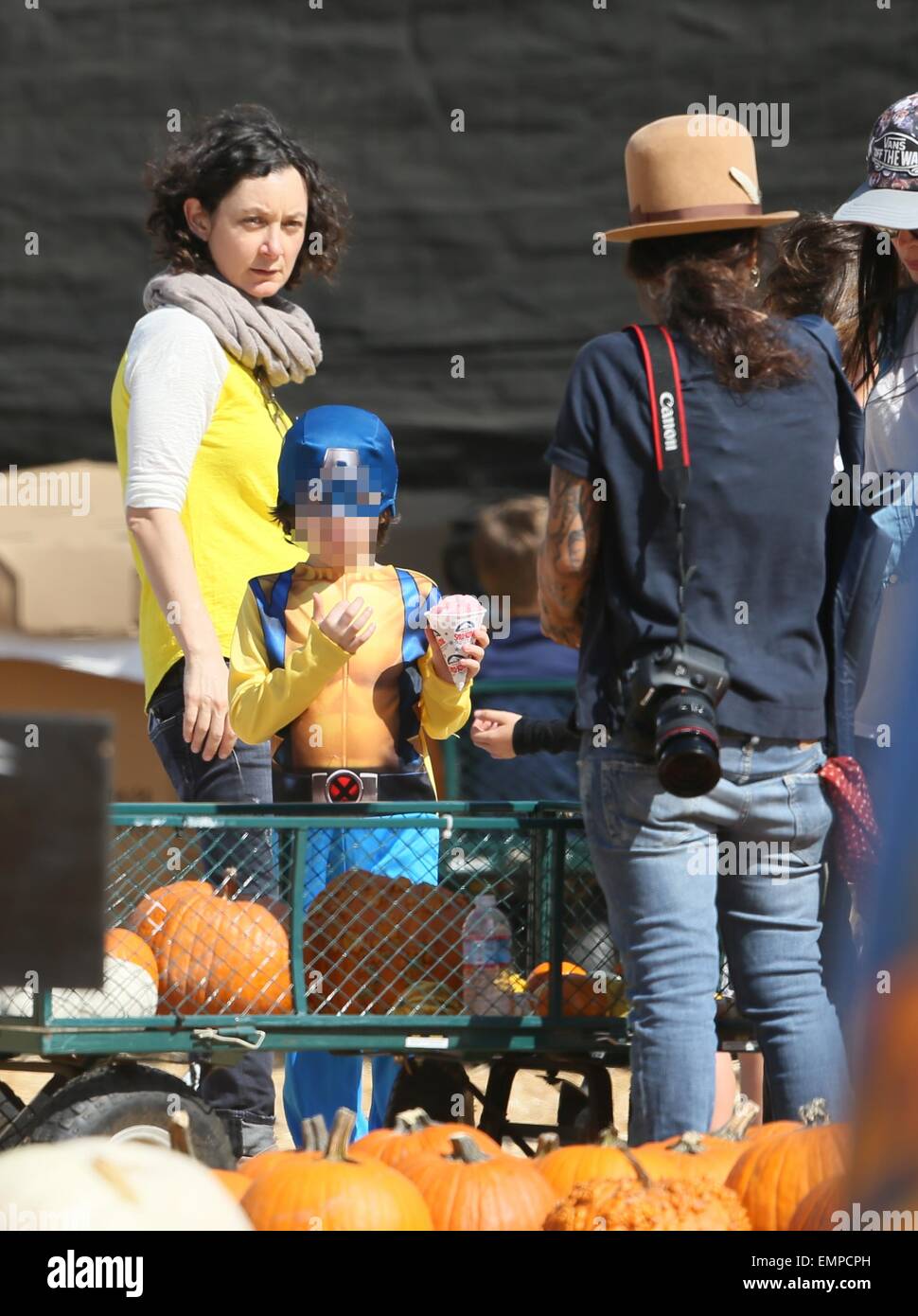 Pregnant Sara Gilbert and partner Linda Perry spend time as a family at ...