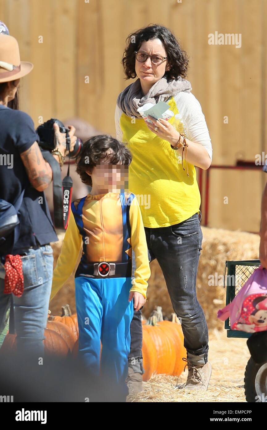 Pregnant Sara Gilbert and partner Linda Perry spend time as a family at ...