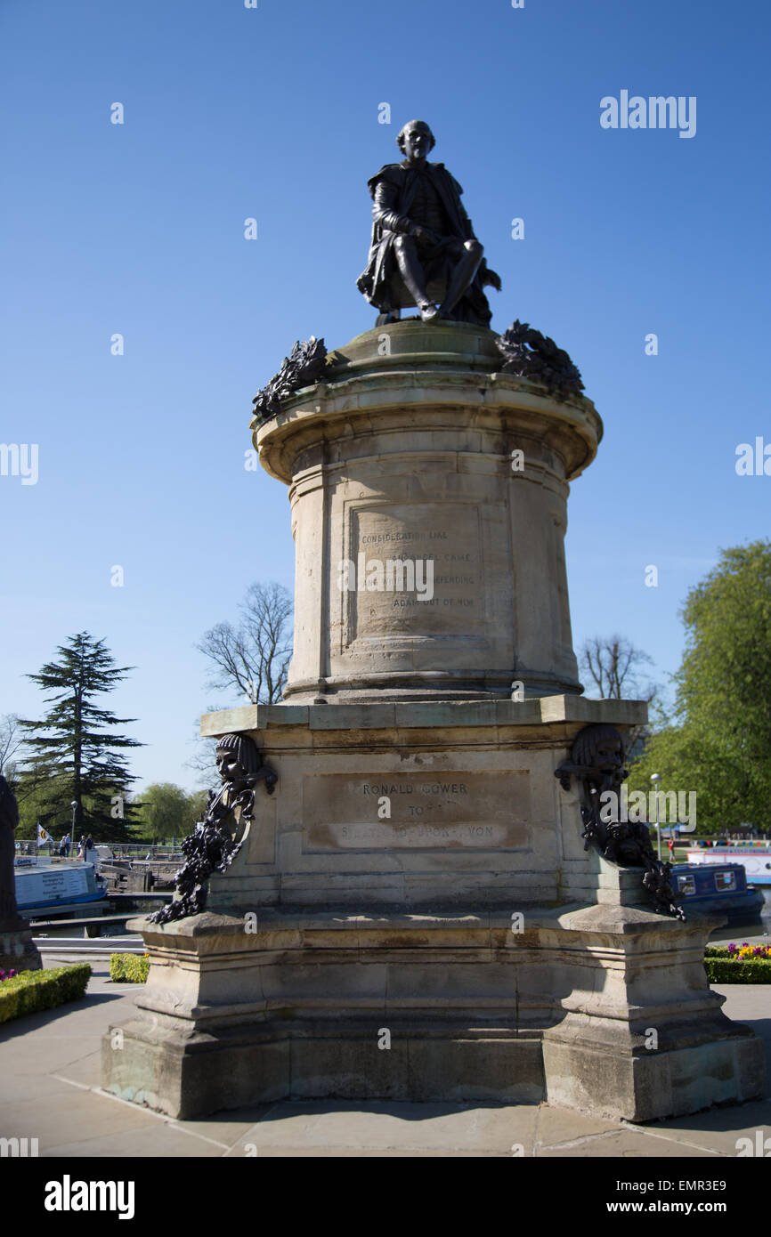 Statue of William Shakespeare in Bancroft Gardens, Stratford upon Avon ...