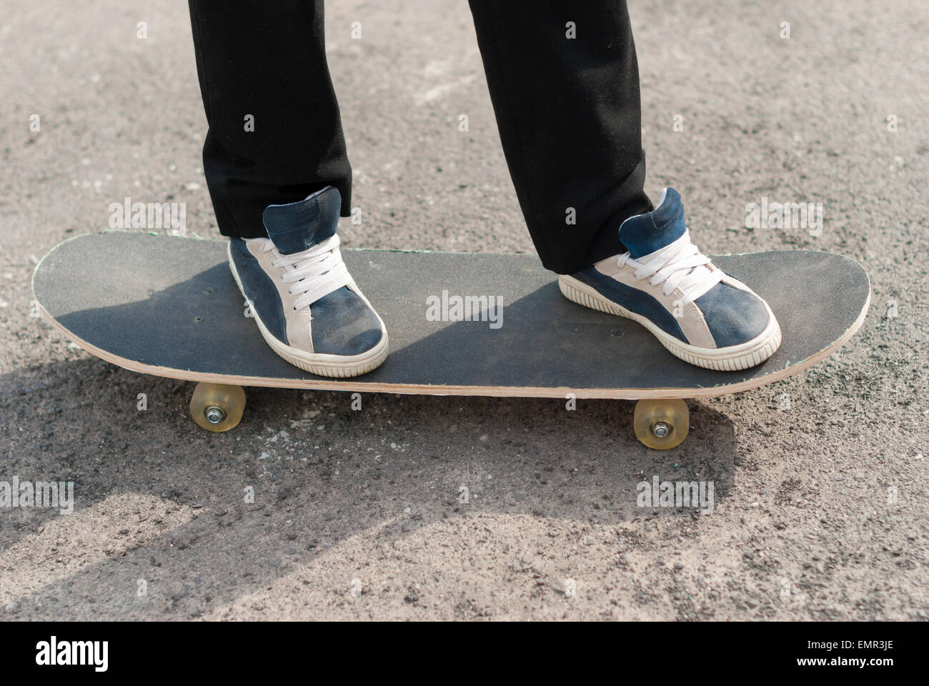 Skateboarder feet in sneakers on a skateboard Stock Photo - Alamy