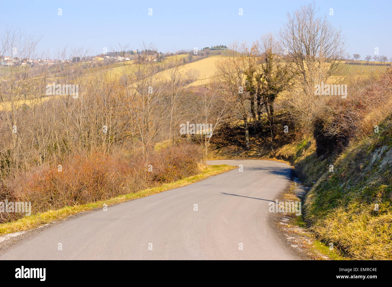 Asphalt road going downhill in the italian country Stock Photo - Alamy