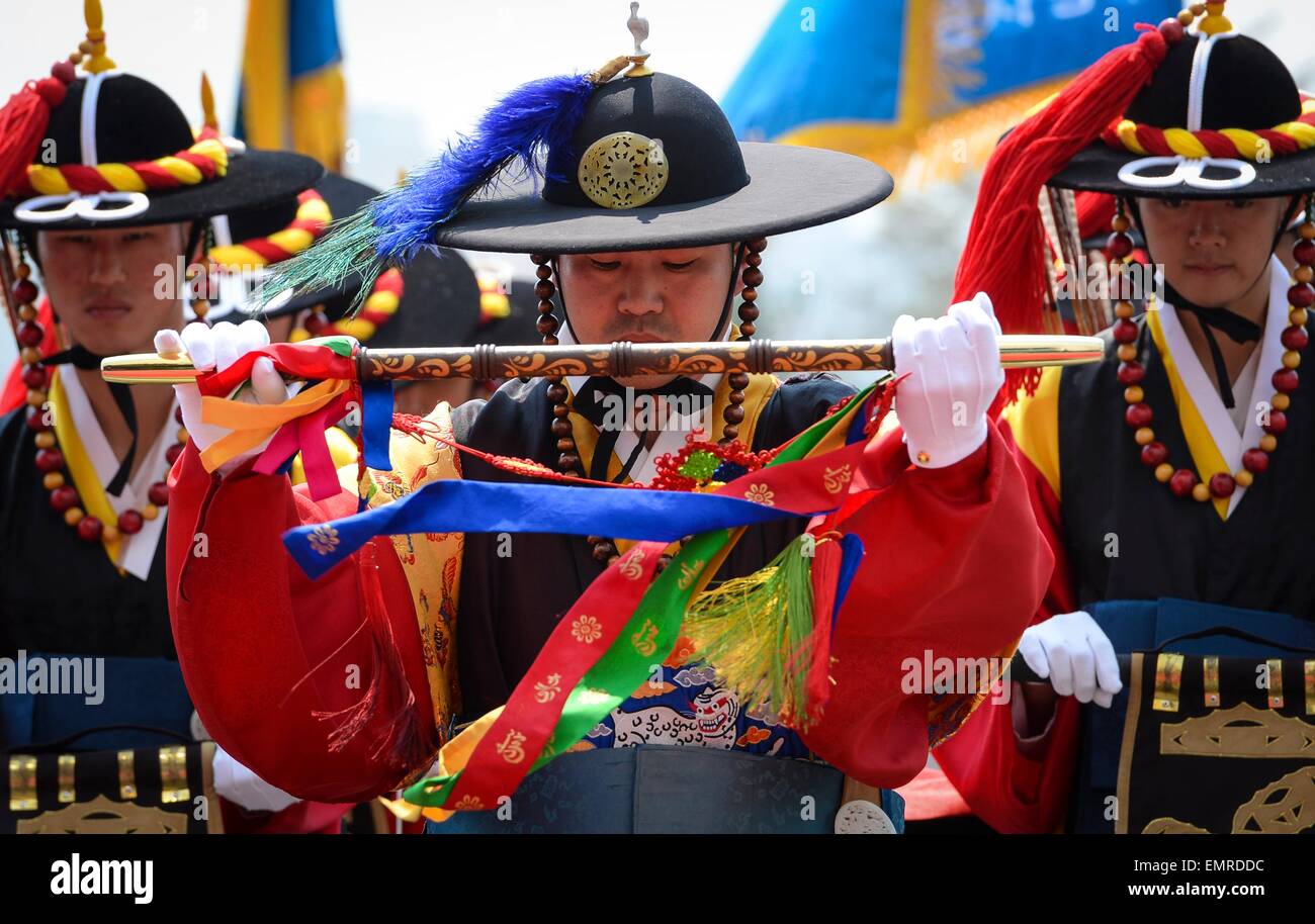 South Korean military honor guards dressed in traditional ancient ...