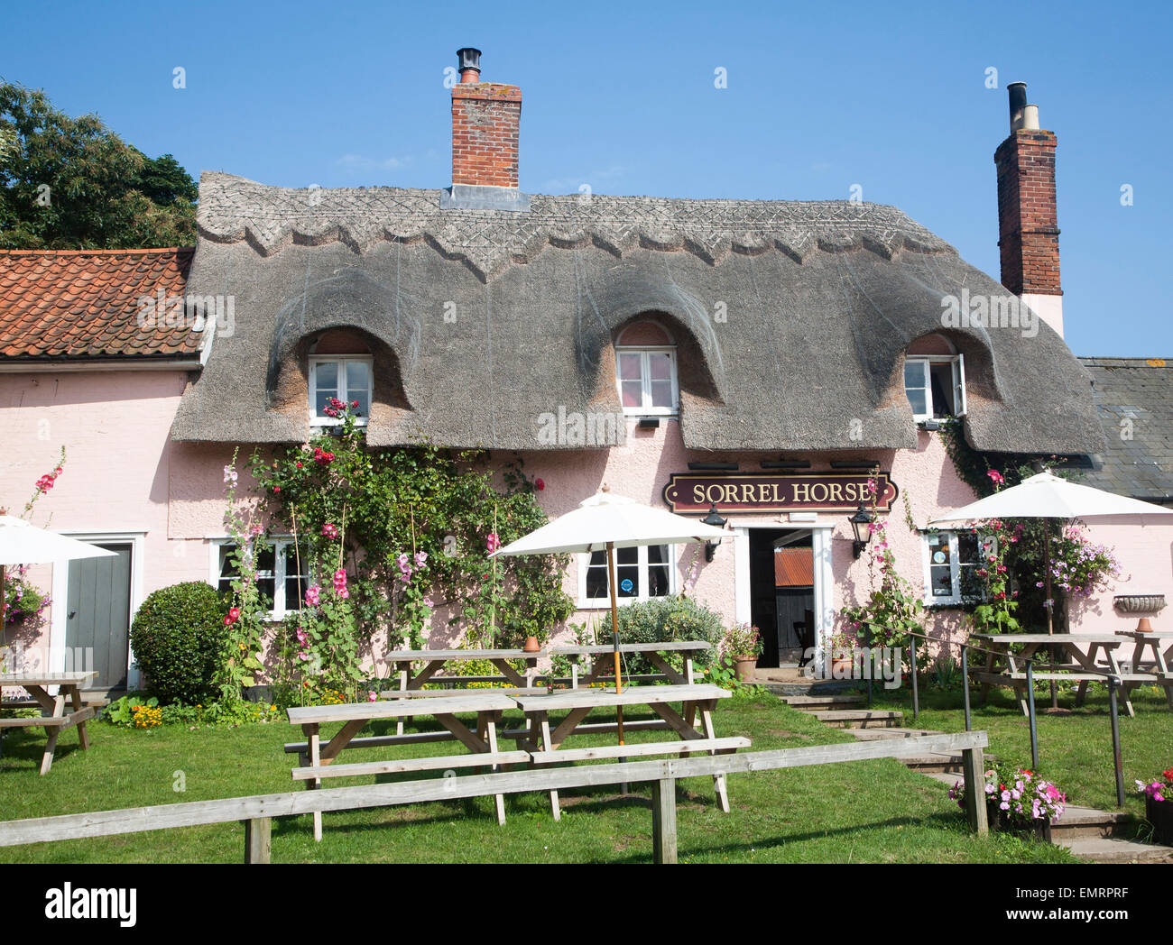 Traditional british country public house hi-res stock photography and ...