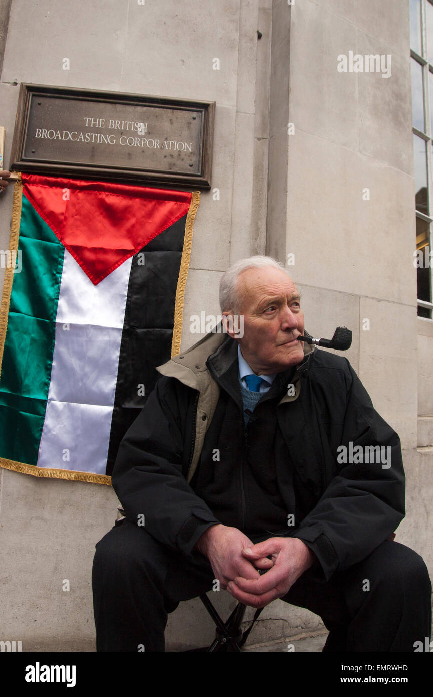 Former labour Mp Tony benn smoking his pipe outside the BBC ...