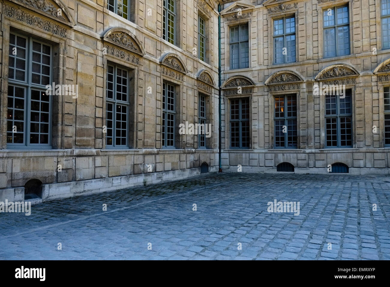 Courtyard in Paris Stock Photo - Alamy