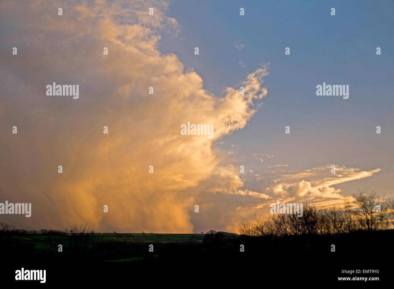 Cumulonimbus capillatus uk hi-res stock photography and images - Alamy