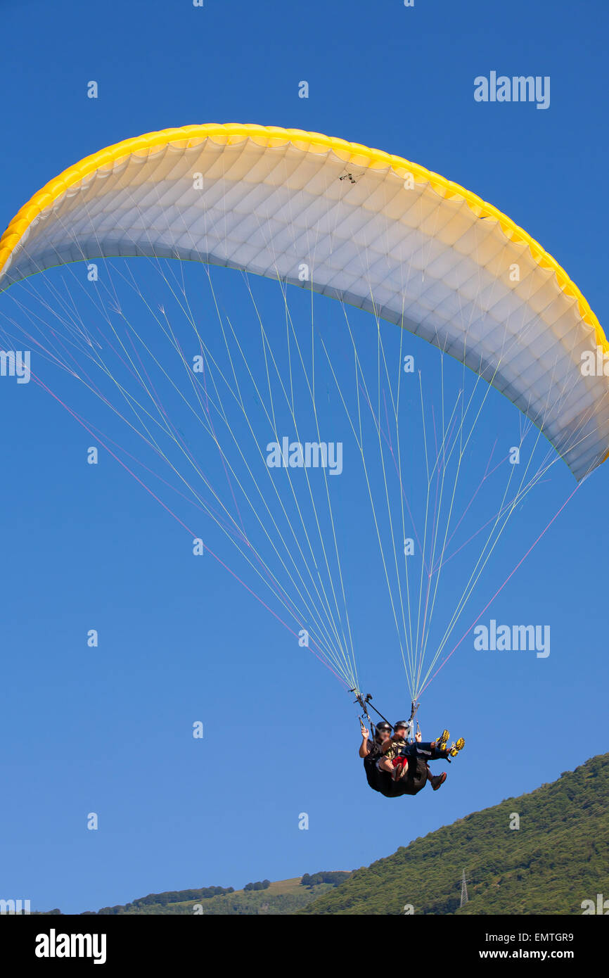 Three people in a paraglider hi-res stock photography and images - Alamy