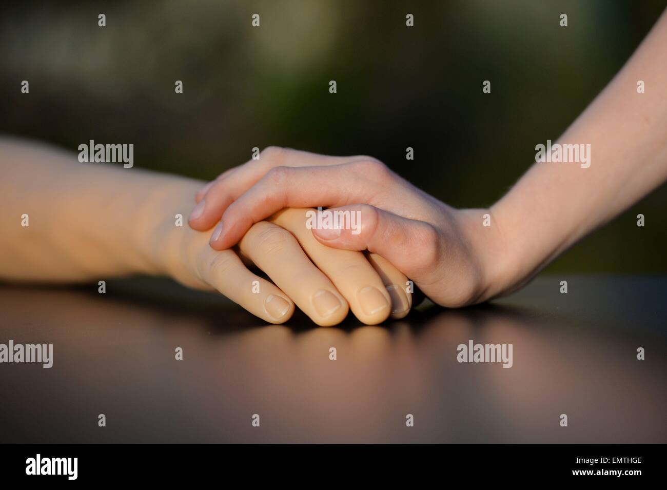 A boy has put his hand on a artificial hand:/picture alliance Stock ...
