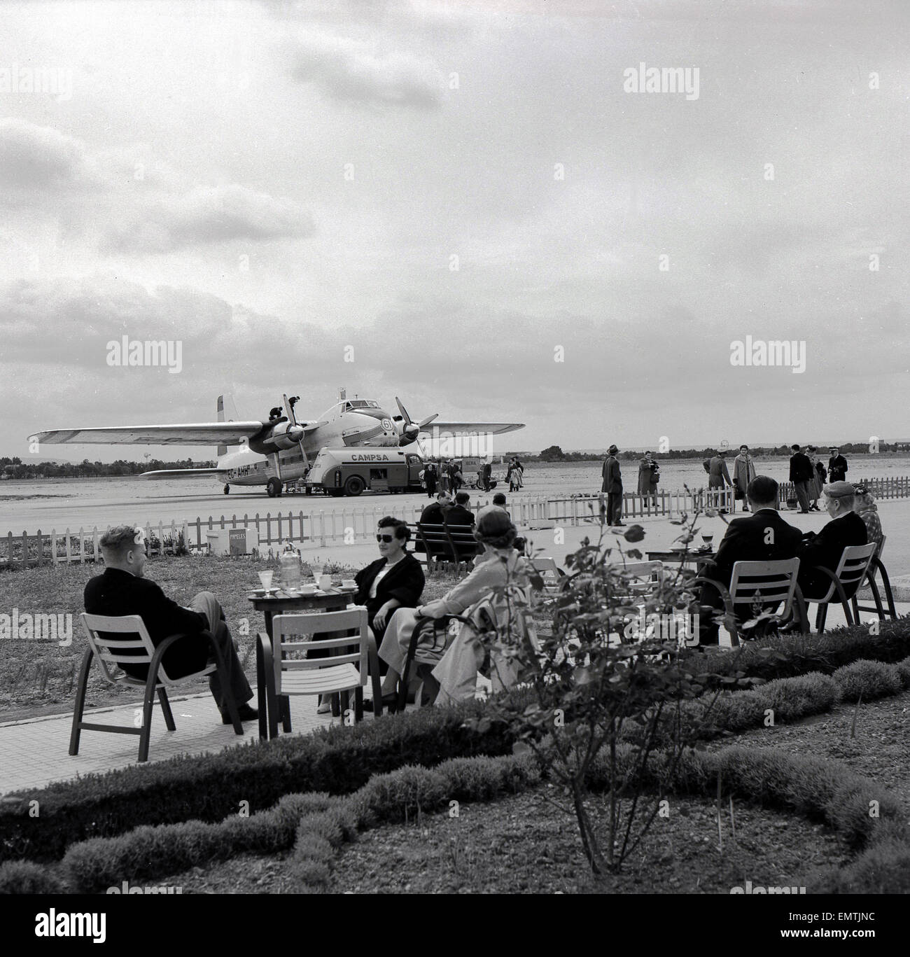 1950's aeroplane passengers hi-res stock photography and images - Alamy