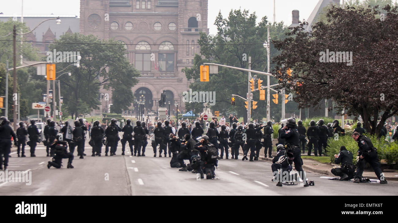 G20 toronto police clash hi-res stock photography and images - Alamy