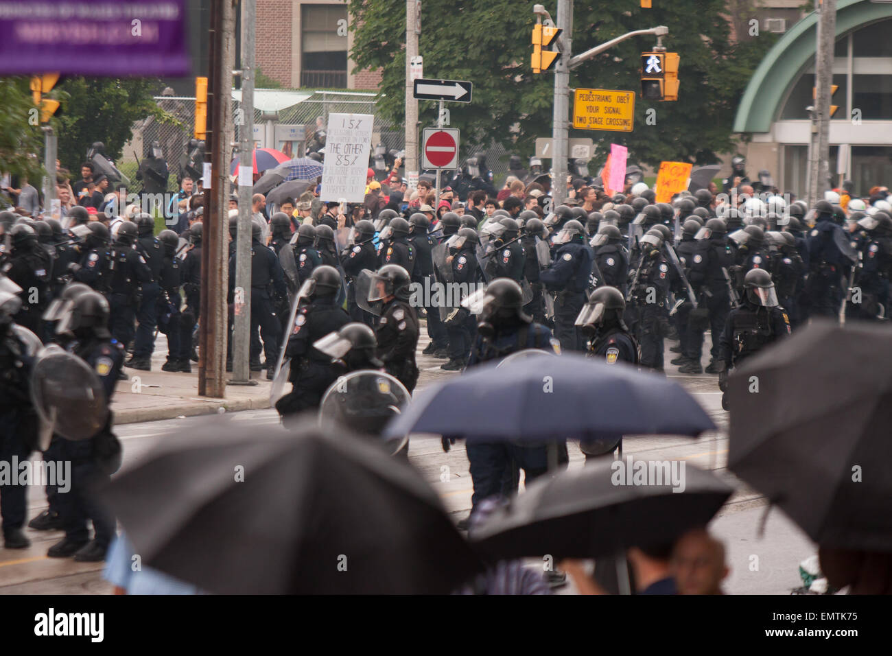 G20 toronto police clash hi-res stock photography and images - Alamy