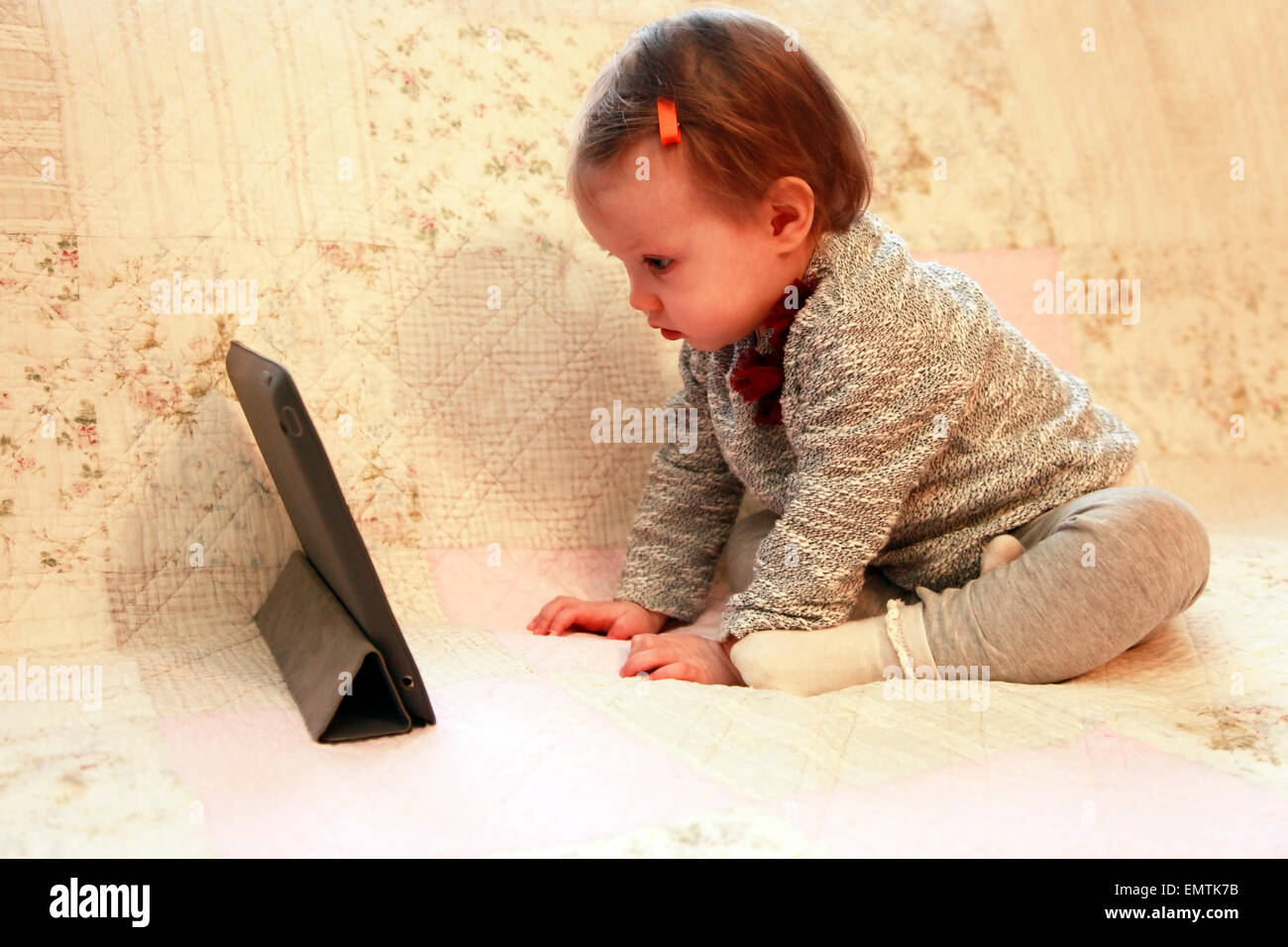 Child staring computer hi-res stock photography and images - Alamy