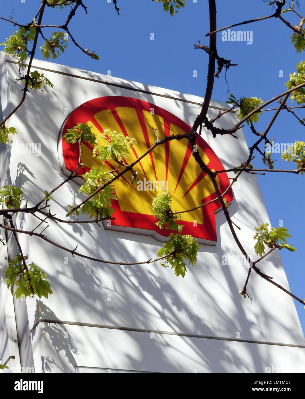 Shell petrol station sign hi-res stock photography and images - Alamy