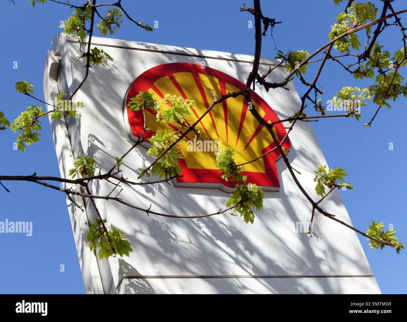 Shell petrol station sign hi-res stock photography and images - Alamy