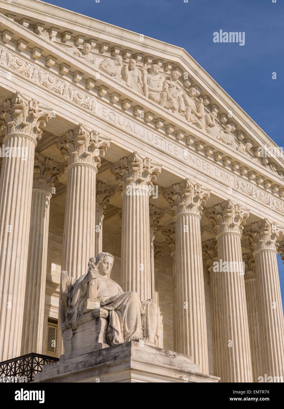 Supreme court statue hi-res stock photography and images - Alamy