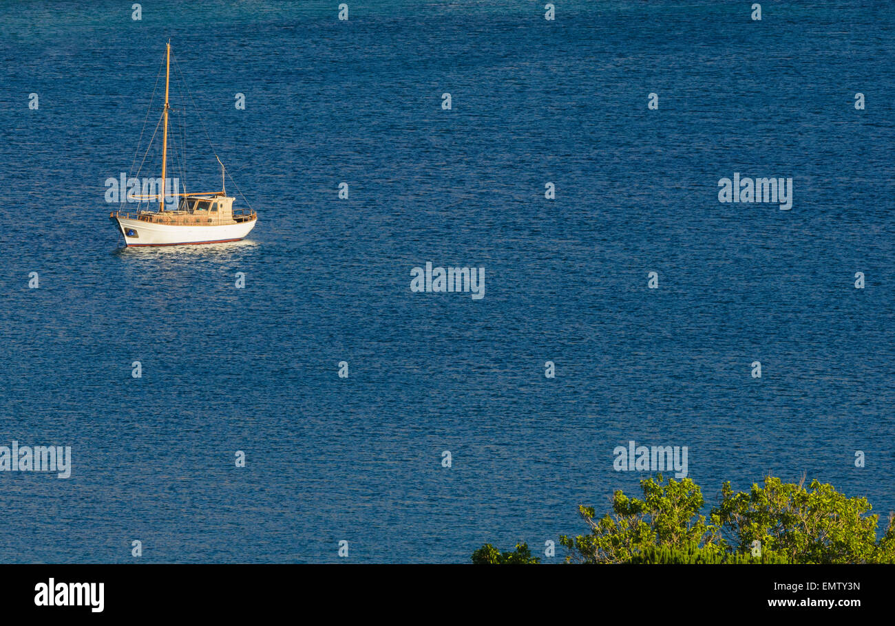 Single masted sailing boat hi-res stock photography and images - Alamy