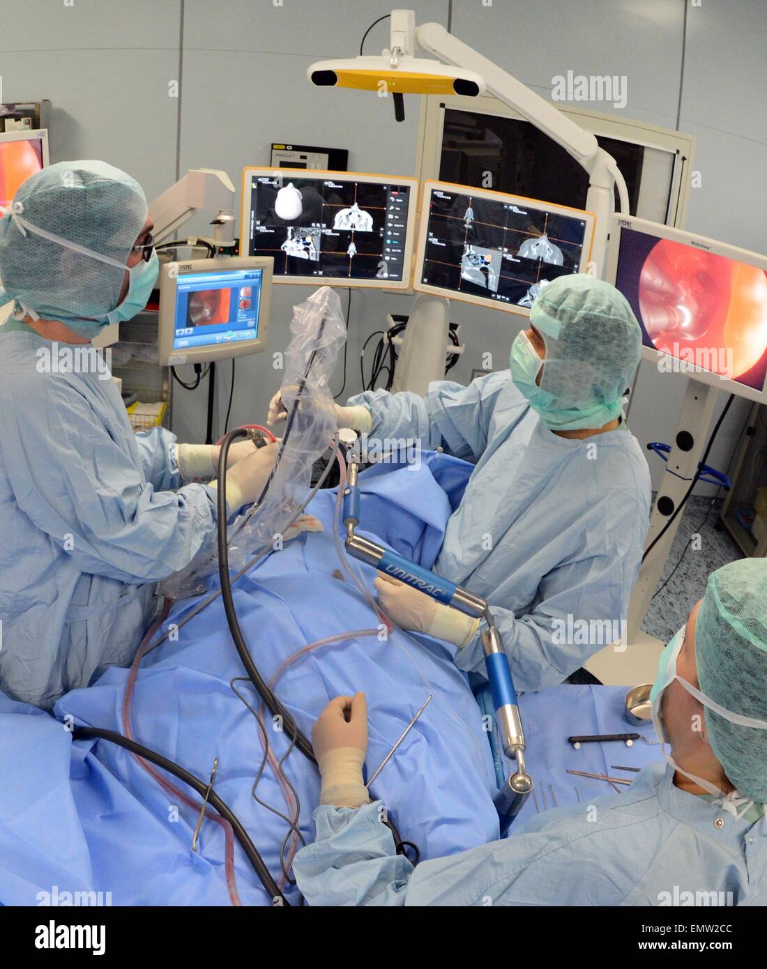 Attending Dirk Lindner (l-r) and Dr. Khaled Gaber perform a surgery on ...