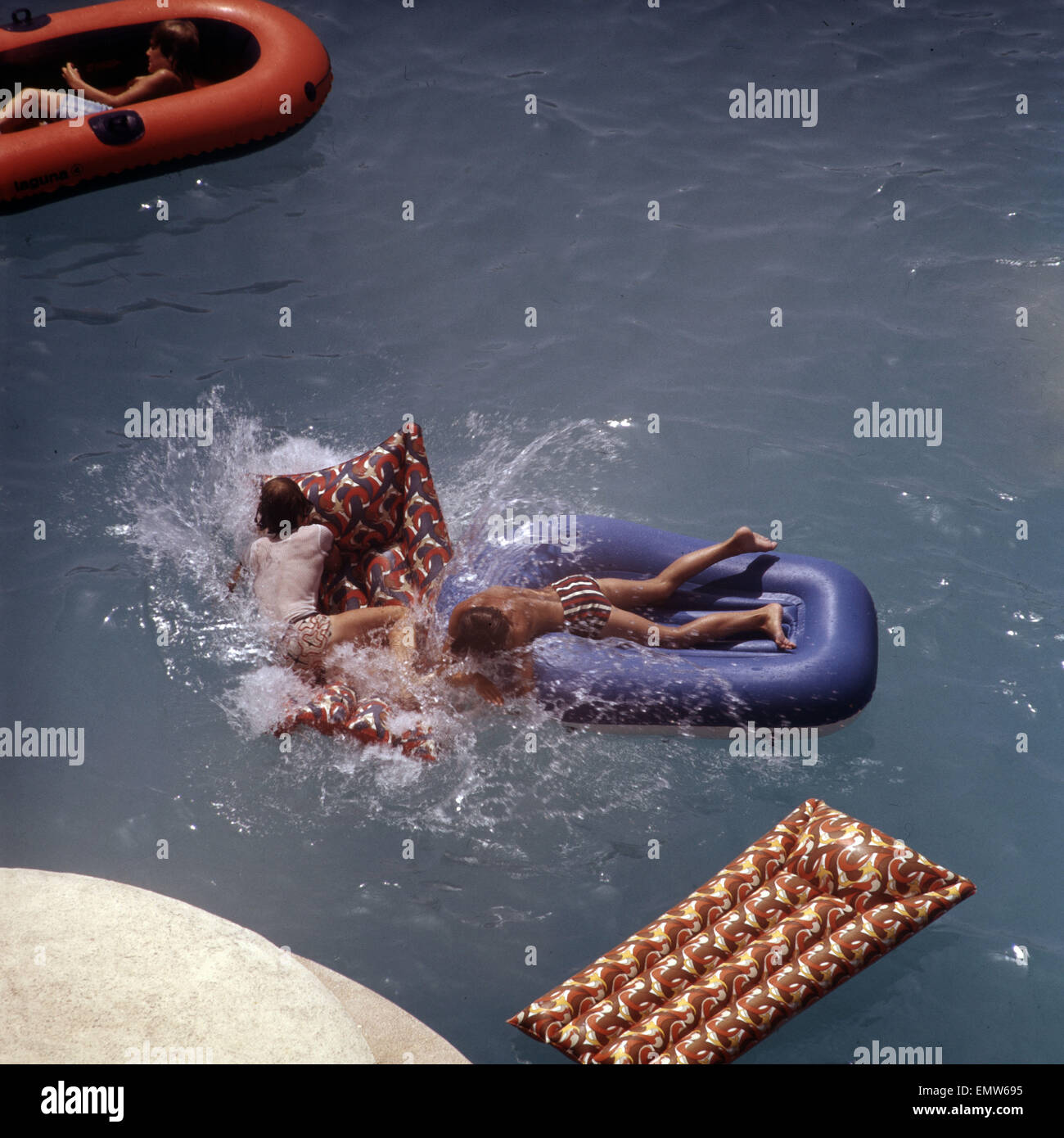 Badende kinder hi-res stock photography and images - Alamy