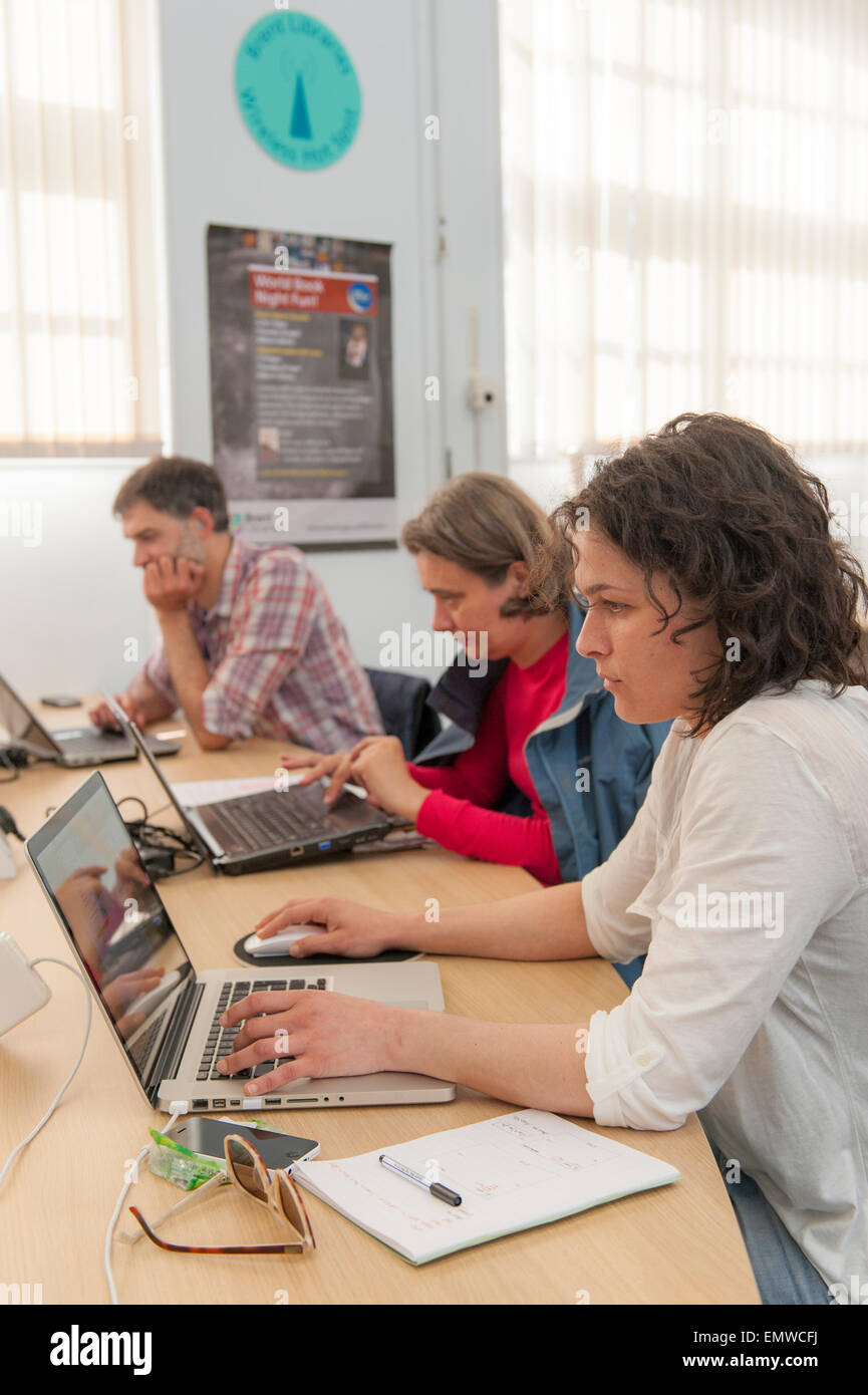 Image of library people hi-res stock photography and images - Alamy