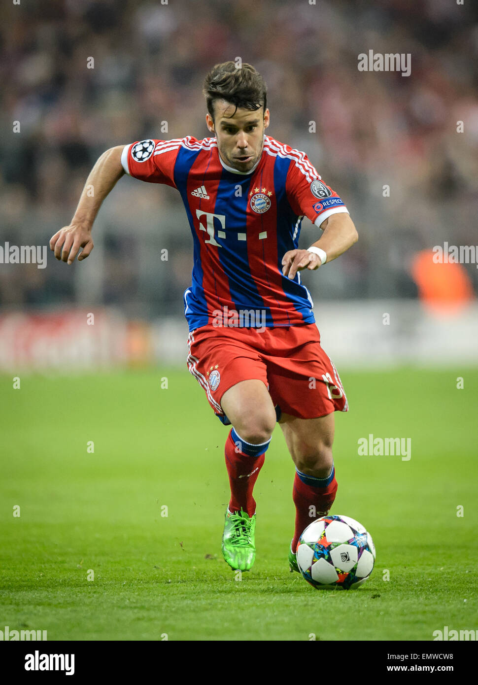 Munich, Germany. 21st Apr, 2015. Munich's Juan Bernat in action during ...
